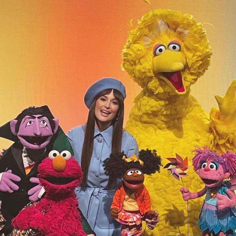 Kacey Musgraves Wore Gucci On Sesame Street - Red Carpet Fashion Awards