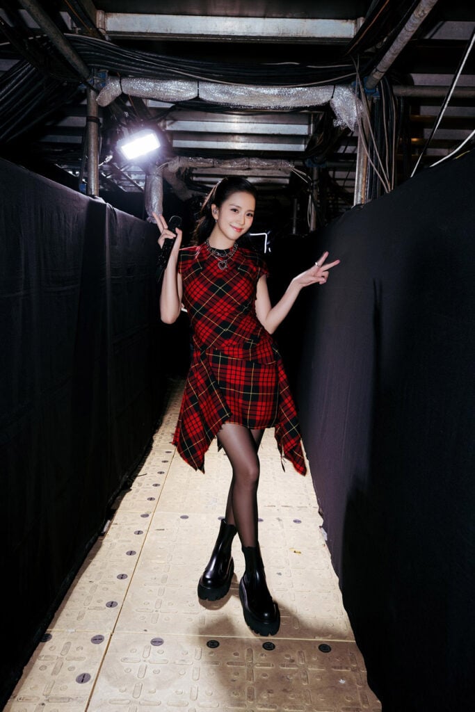 Jisoo Wore McQueen For Blackpink’s ‘Deadline’ World Tour