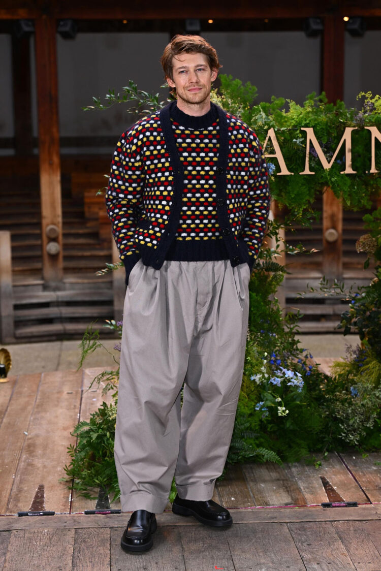 Joe Alwyn’s Marni Knit Moment at 'Hamnet' London Photocall - Red Carpet ...