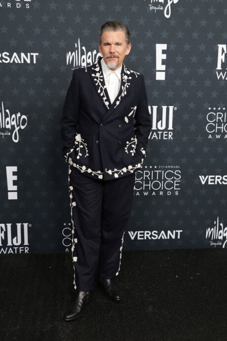 Ethan Hawke Brings Characterful Menswear to Critics’ Choice - Red ...